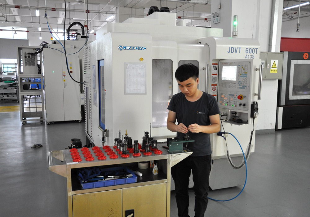 8 Tips to Improve the Efficiency of a CNC Machine Shop